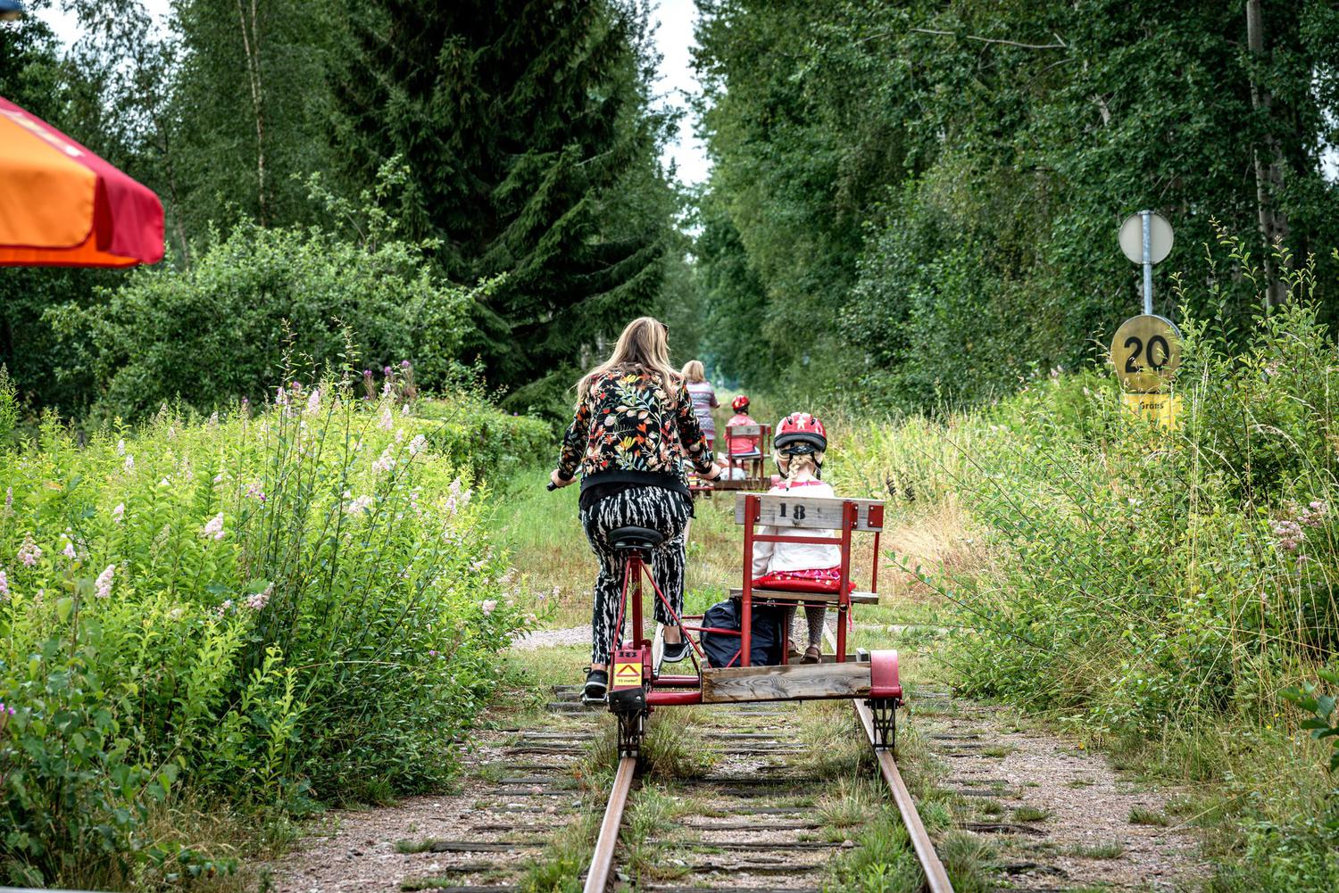 Discover Smalspåret on a dressin - Sweden's Experience Guide - Visit Sweden